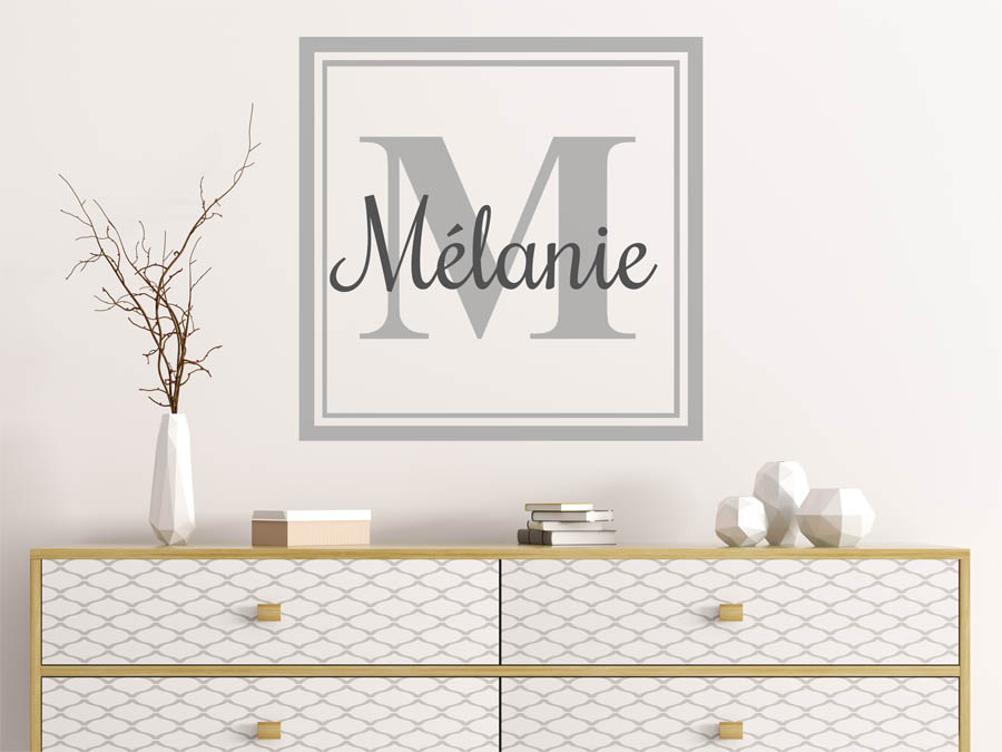 Wandtattoo Mélanie als Namensschild, Monogramm oder verschnörkelte Schrift